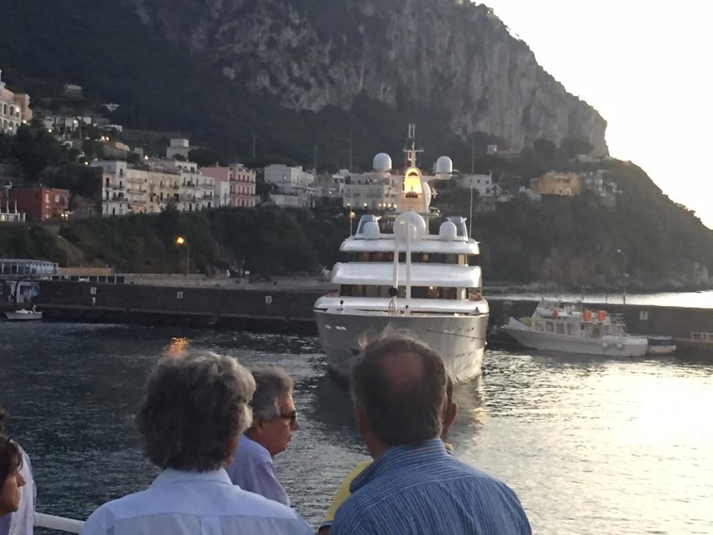 Capri, lo yacht dei principi arabi «sfratta» la nave Caremar - Capri Press